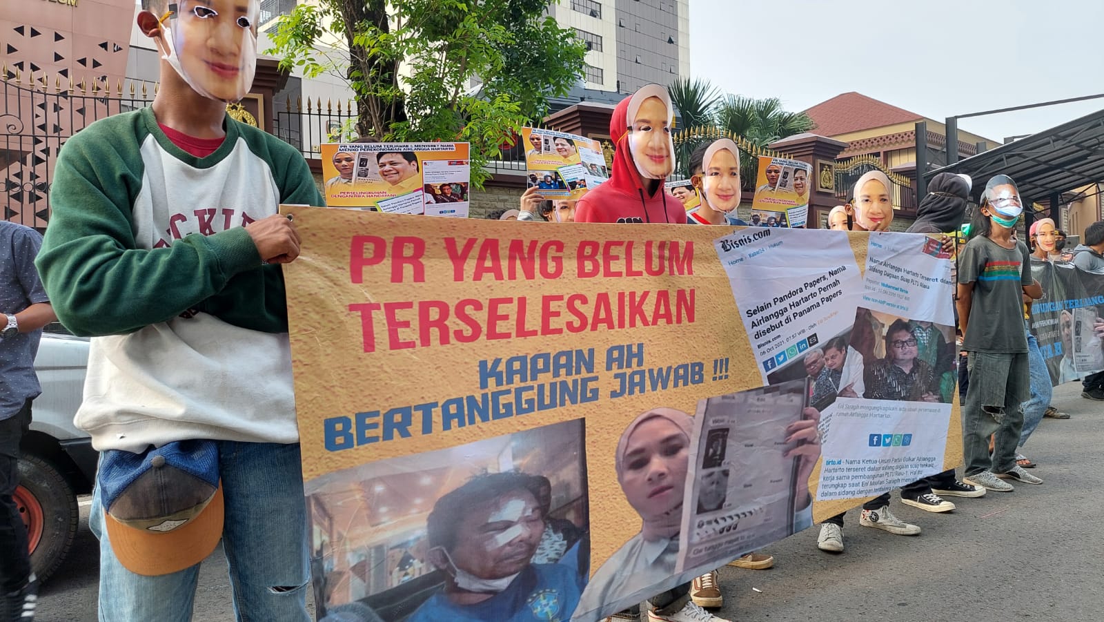 Massa HMI Geruduk Kantor Airlangga Hartarto, Singgung Skandal Rifa ...